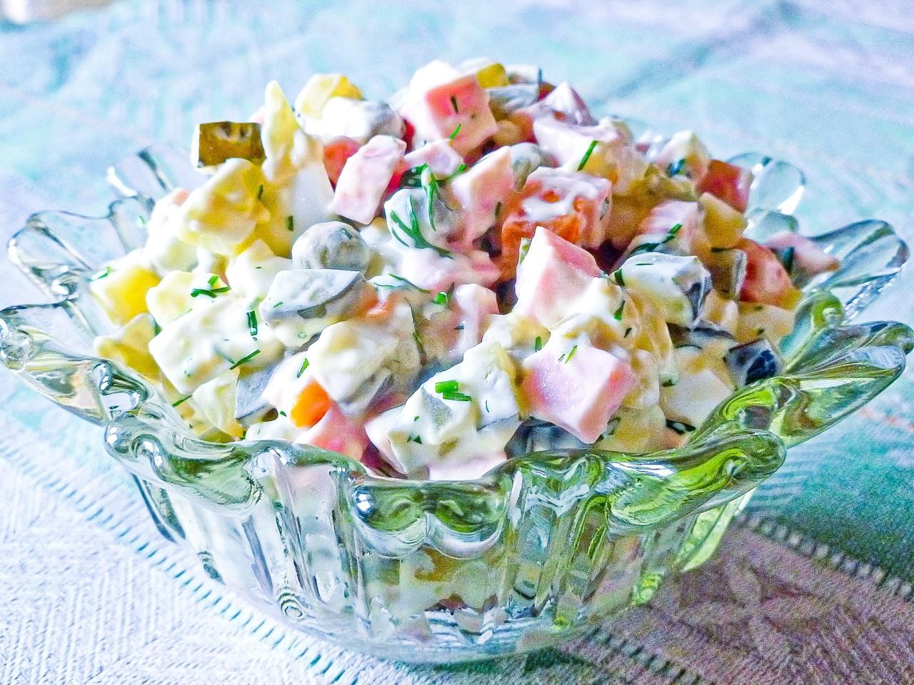Klassischer Olivier-Salat mit Gurken und Wurst Rezept mit Fotos Schritt ...